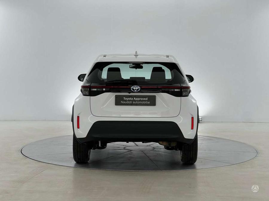 White Toyota Yaris Cross 2023 in Vilnius, with an engine capacity of 1.49 L and mileage of 47 thousand km for 21900 €, photo 5 on AUTOMOTO.COM.LV