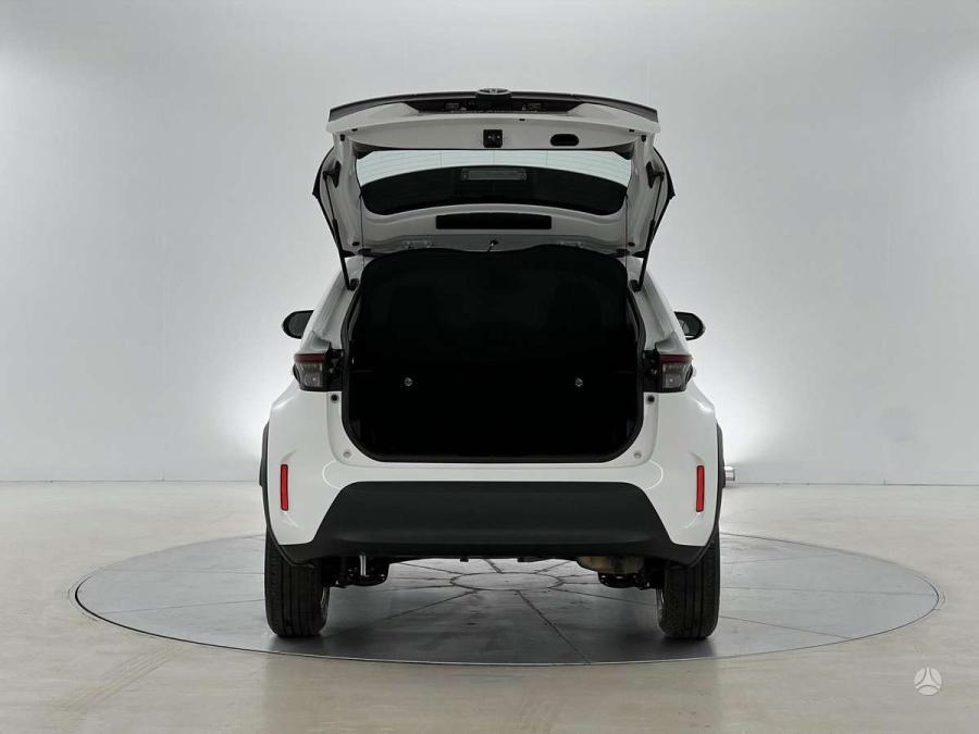 White Toyota Yaris Cross 2023 in Vilnius, with an engine capacity of 1.49 L and mileage of 47 thousand km for 21900 €, photo 11 on AUTOMOTO.COM.LV