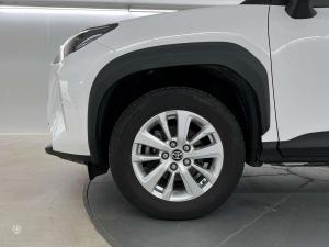 White Toyota Yaris Cross 2023 in Vilnius, with an engine capacity of 1.49 L and mileage of 47 thousand km for 21900 €, photo 16 on AUTOMOTO.COM.LV