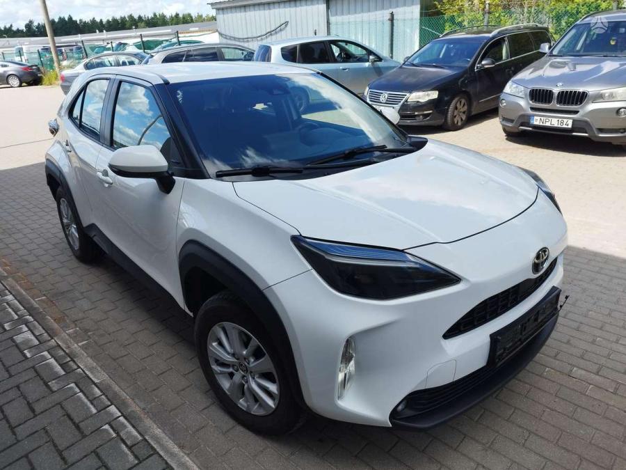 White Toyota Yaris Cross 2023 in Utena, with an engine capacity of 1.49 L and mileage of 142 thousand km for 16900 €, photo 4 on AUTOMOTO.COM.LV