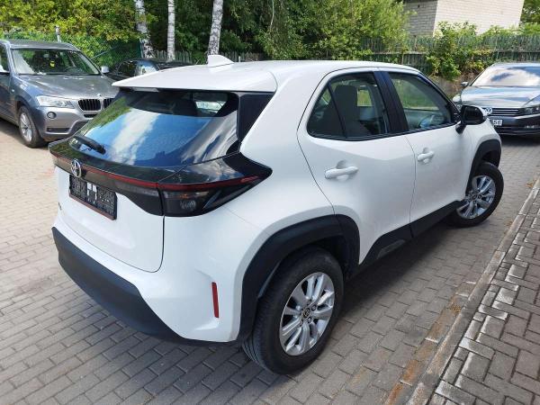 Balts Toyota Yaris Cross 2023 Utena, ar dzinēja tilpumu 1.49 L un nobraukumu 142 tūkst. km par 16900 €, foto 4 vietnē AUTOMOTO.COM.LV