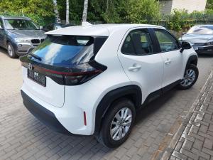 White Toyota Yaris Cross 2023 in Utena, with an engine capacity of 1.49 L and mileage of 142 thousand km for 16900 €, photo 5 on AUTOMOTO.COM.LV