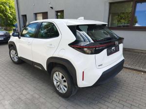 White Toyota Yaris Cross 2023 in Utena, with an engine capacity of 1.49 L and mileage of 142 thousand km for 16900 €, photo 6 on AUTOMOTO.COM.LV