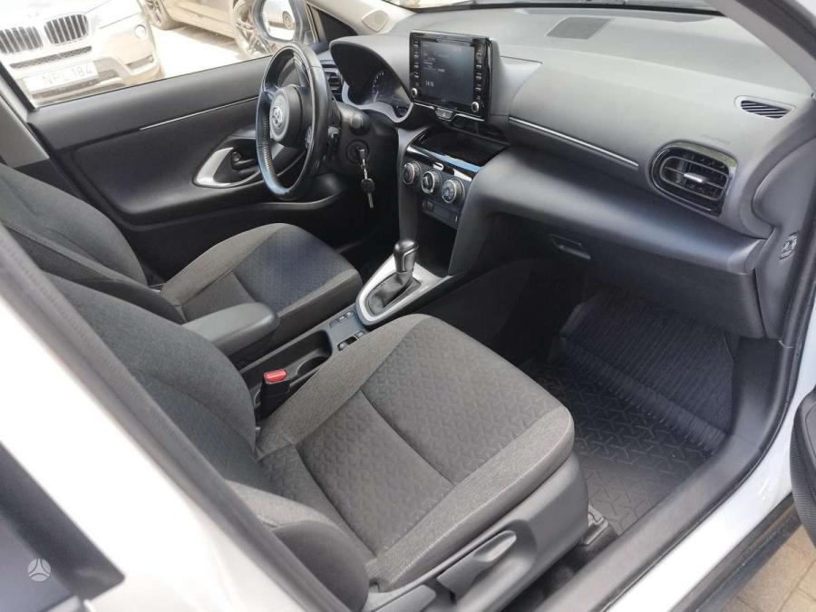 White Toyota Yaris Cross 2023 in Utena, with an engine capacity of 1.49 L and mileage of 142 thousand km for 16900 €, photo 7 on AUTOMOTO.COM.LV