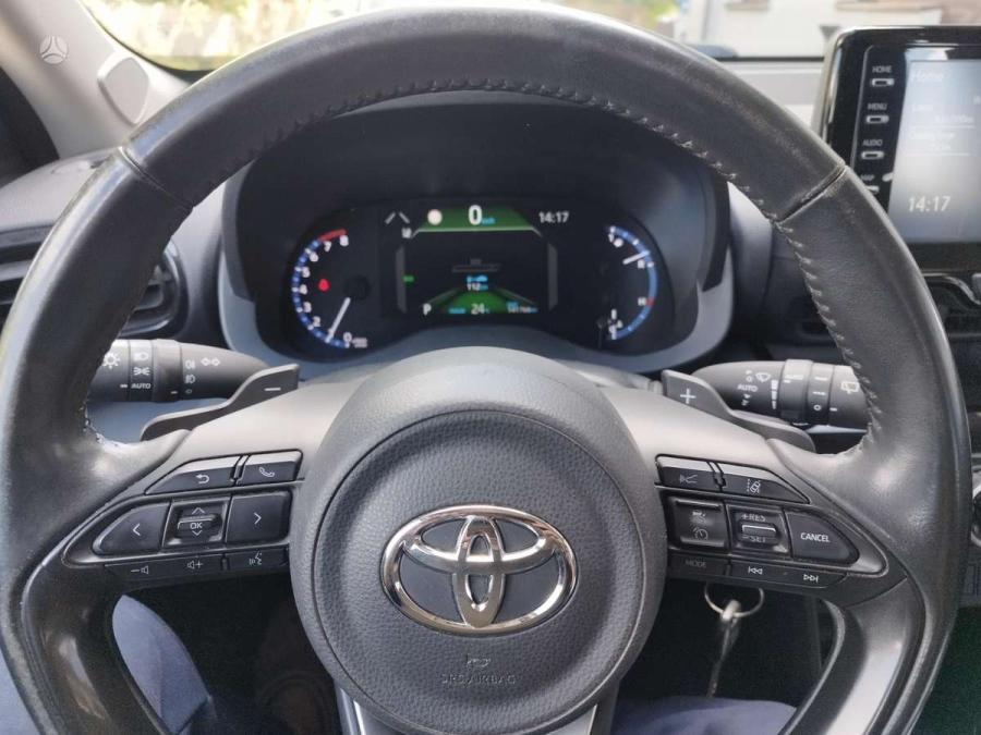 White Toyota Yaris Cross 2023 in Utena, with an engine capacity of 1.49 L and mileage of 142 thousand km for 16900 €, photo 9 on AUTOMOTO.COM.LV