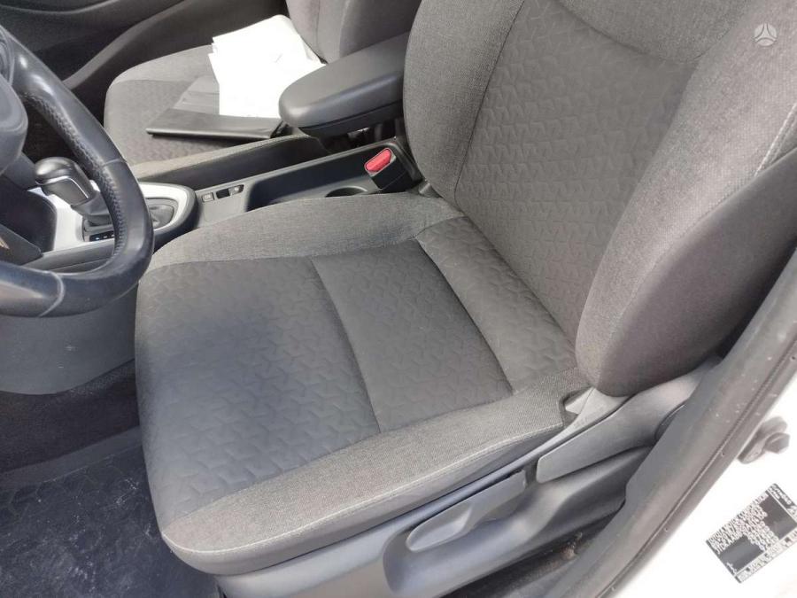 White Toyota Yaris Cross 2023 in Utena, with an engine capacity of 1.49 L and mileage of 142 thousand km for 16900 €, photo 10 on AUTOMOTO.COM.LV