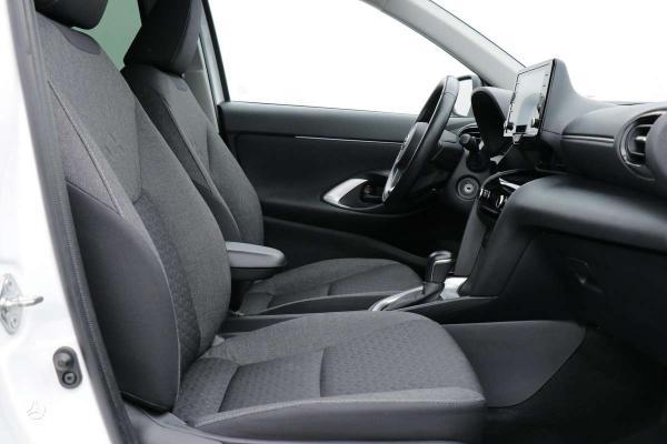 Белый Тойота Yaris Cross 2023 в Вильнюс, объемом двигателя 1.49 л и пробегом 71 тыс. км за 20900 €, фото 9 на AUTOMOTO.COM.LV