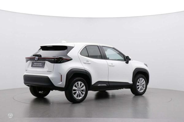 Белый Тойота Yaris Cross 2023 в Вильнюс, объемом двигателя 1.49 л и пробегом 83 тыс. км за 20900 €, фото 3 на AUTOMOTO.COM.LV