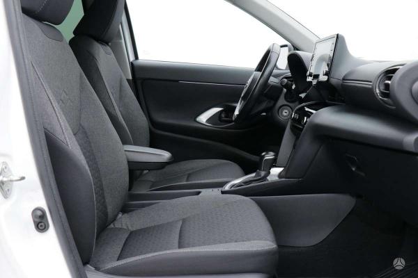 Белый Тойота Yaris Cross 2023 в Вильнюс, объемом двигателя 1.49 л и пробегом 83 тыс. км за 20900 €, фото 9 на AUTOMOTO.COM.LV