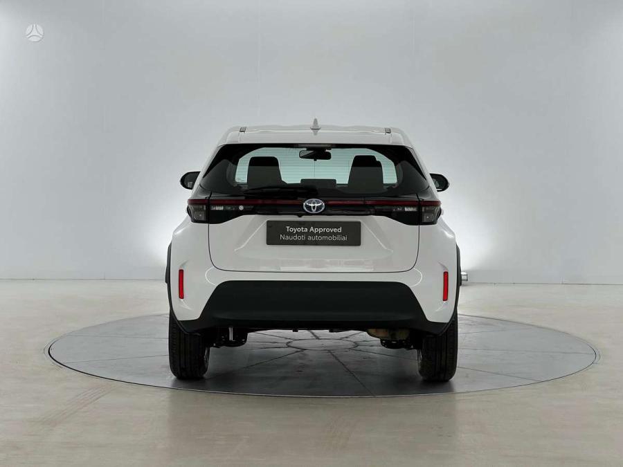 Белый Тойота Yaris Cross 2023 в Вильнюс, объемом двигателя 1.49 л и пробегом 47 тыс. км за 20900 €, фото 5 на AUTOMOTO.COM.LV