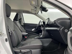 Белый Тойота Yaris Cross 2023 в Вильнюс, объемом двигателя 1.49 л и пробегом 47 тыс. км за 20900 €, фото 7 на AUTOMOTO.COM.LV