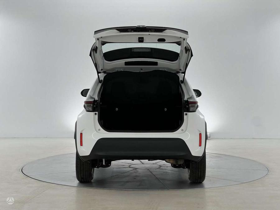 Белый Тойота Yaris Cross 2023 в Вильнюс, объемом двигателя 1.49 л и пробегом 47 тыс. км за 20900 €, фото 11 на AUTOMOTO.COM.LV