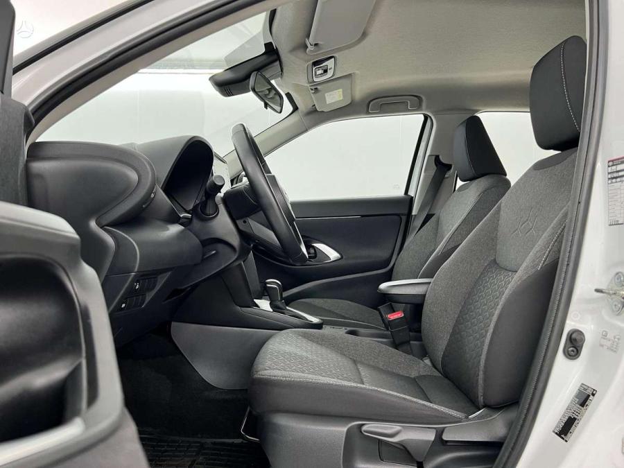 Белый Тойота Yaris Cross 2023 в Вильнюс, объемом двигателя 1.49 л и пробегом 47 тыс. км за 20900 €, фото 12 на AUTOMOTO.COM.LV