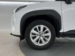 Белый Тойота Yaris Cross 2023 в Вильнюс, объемом двигателя 1.49 л и пробегом 47 тыс. км за 20900 €, фото 16 на AUTOMOTO.COM.LV
