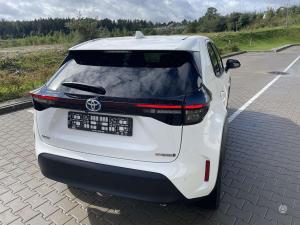Белый Тойота Yaris Cross 2023 в Вильнюс, объемом двигателя 1.50 л и пробегом 150 тыс. км за 17900 €, фото  на AUTOMOTO.COM.LV
