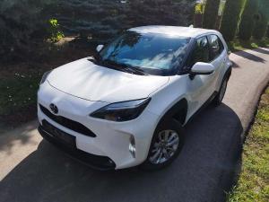 White Toyota Yaris Cross 2023 in Utena, with an engine capacity of 1.49 L and mileage of 141 thousand km for 16900 €, photo  on AUTOMOTO.COM.LV