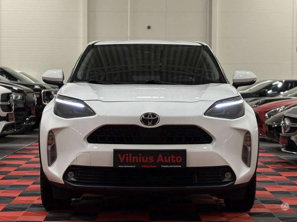 White Toyota Yaris Cross 2023 in Vilnius, with an engine capacity of 1.49 L and mileage of 109 thousand km for 18390 €, photo 3 on AUTOMOTO.COM.LV
