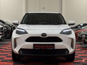 White Toyota Yaris Cross 2023 in Vilnius, with an engine capacity of 1.49 L and mileage of 109 thousand km for 18390 €, photo 3 on AUTOMOTO.COM.LV