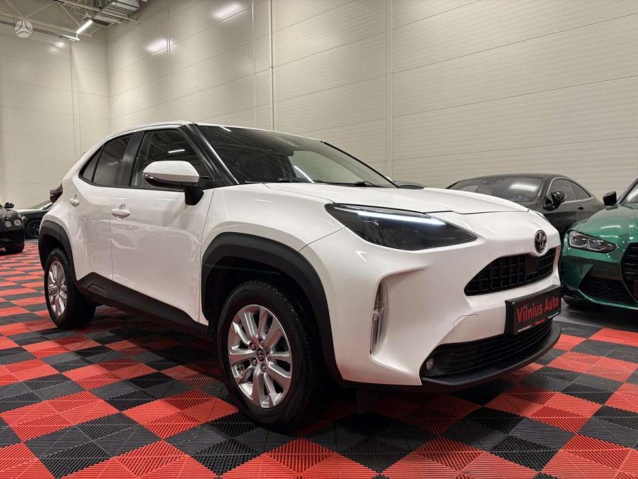 White Toyota Yaris Cross 2023 in Vilnius, with an engine capacity of 1.49 L and mileage of 109 thousand km for 18390 €, photo 4 on AUTOMOTO.COM.LV