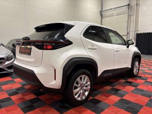 White Toyota Yaris Cross 2023 in Vilnius, with an engine capacity of 1.49 L and mileage of 109 thousand km for 18390 €, photo 5 on AUTOMOTO.COM.LV