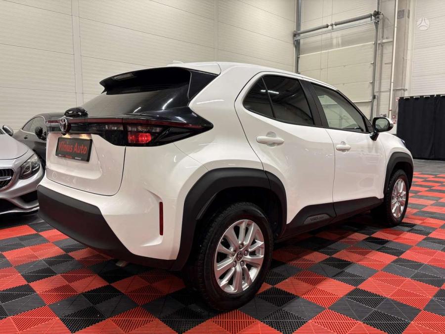 White Toyota Yaris Cross 2023 in Vilnius, with an engine capacity of 1.49 L and mileage of 109 thousand km for 18390 €, photo 5 on AUTOMOTO.COM.LV