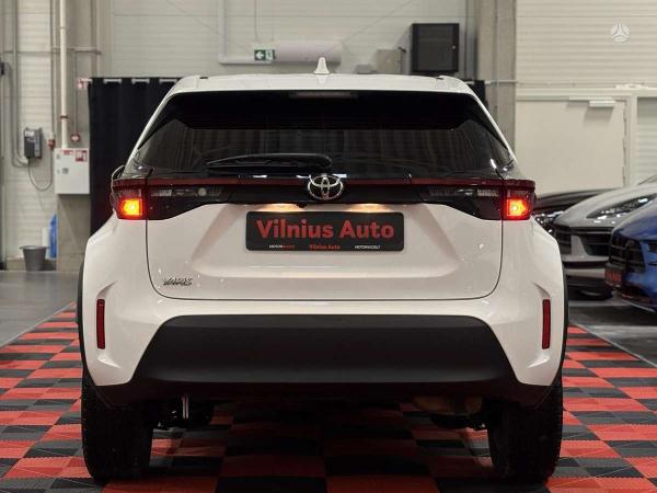 White Toyota Yaris Cross 2023 in Vilnius, with an engine capacity of 1.49 L and mileage of 109 thousand km for 18390 €, photo 6 on AUTOMOTO.COM.LV