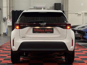 White Toyota Yaris Cross 2023 in Vilnius, with an engine capacity of 1.49 L and mileage of 109 thousand km for 18390 €, photo 6 on AUTOMOTO.COM.LV