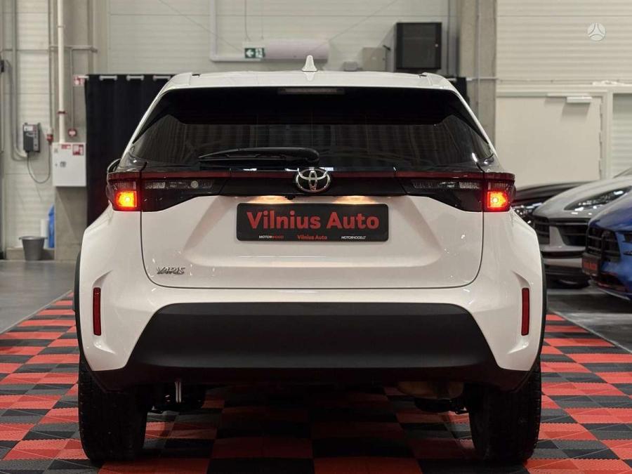 White Toyota Yaris Cross 2023 in Vilnius, with an engine capacity of 1.49 L and mileage of 109 thousand km for 18390 €, photo 6 on AUTOMOTO.COM.LV