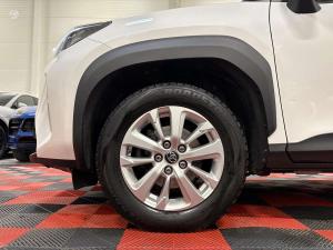 White Toyota Yaris Cross 2023 in Vilnius, with an engine capacity of 1.49 L and mileage of 109 thousand km for 18390 €, photo 10 on AUTOMOTO.COM.LV