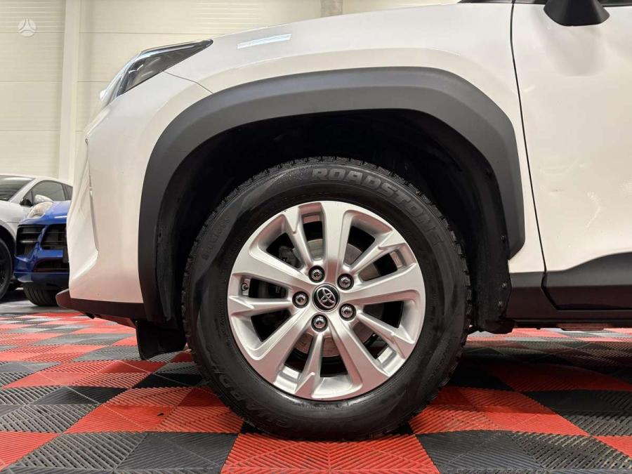 White Toyota Yaris Cross 2023 in Vilnius, with an engine capacity of 1.49 L and mileage of 109 thousand km for 18390 €, photo 10 on AUTOMOTO.COM.LV