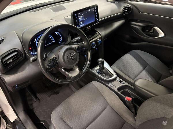 White Toyota Yaris Cross 2023 in Vilnius, with an engine capacity of 1.49 L and mileage of 109 thousand km for 18390 €, photo 11 on AUTOMOTO.COM.LV
