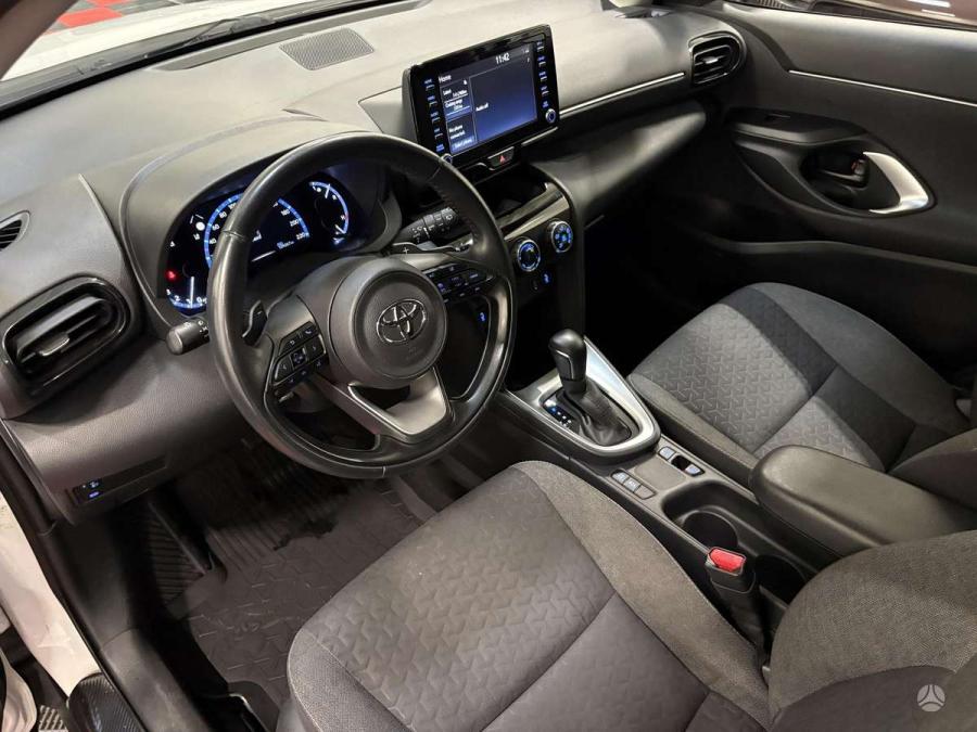 White Toyota Yaris Cross 2023 in Vilnius, with an engine capacity of 1.49 L and mileage of 109 thousand km for 18390 €, photo 11 on AUTOMOTO.COM.LV