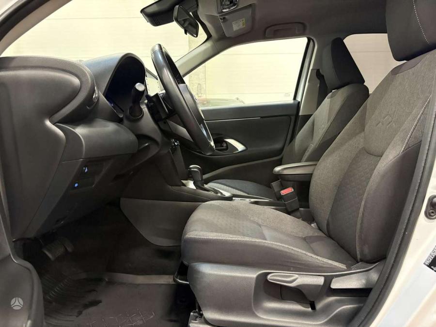White Toyota Yaris Cross 2023 in Vilnius, with an engine capacity of 1.49 L and mileage of 109 thousand km for 18390 €, photo 13 on AUTOMOTO.COM.LV