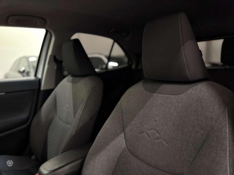 White Toyota Yaris Cross 2023 in Vilnius, with an engine capacity of 1.49 L and mileage of 109 thousand km for 18390 €, photo 14 on AUTOMOTO.COM.LV
