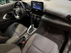 White Toyota Yaris Cross 2023 in Vilnius, with an engine capacity of 1.49 L and mileage of 109 thousand km for 18390 €, photo 15 on AUTOMOTO.COM.LV