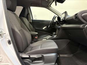 White Toyota Yaris Cross 2023 in Vilnius, with an engine capacity of 1.49 L and mileage of 109 thousand km for 18390 €, photo 16 on AUTOMOTO.COM.LV