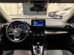 White Toyota Yaris Cross 2023 in Vilnius, with an engine capacity of 1.49 L and mileage of 109 thousand km for 18390 €, photo 17 on AUTOMOTO.COM.LV
