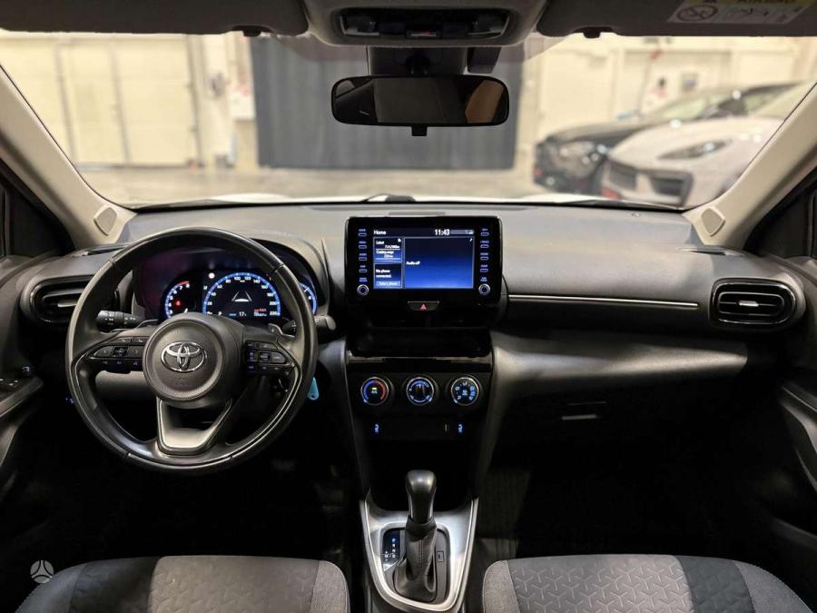 White Toyota Yaris Cross 2023 in Vilnius, with an engine capacity of 1.49 L and mileage of 109 thousand km for 18390 €, photo 17 on AUTOMOTO.COM.LV
