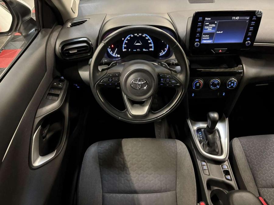 White Toyota Yaris Cross 2023 in Vilnius, with an engine capacity of 1.49 L and mileage of 109 thousand km for 18390 €, photo 18 on AUTOMOTO.COM.LV