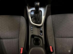 White Toyota Yaris Cross 2023 in Vilnius, with an engine capacity of 1.49 L and mileage of 109 thousand km for 18390 €, photo 22 on AUTOMOTO.COM.LV