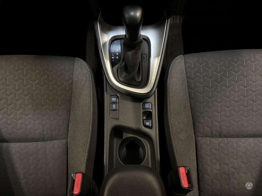White Toyota Yaris Cross 2023 in Vilnius, with an engine capacity of 1.49 L and mileage of 109 thousand km for 18390 €, photo 22 on AUTOMOTO.COM.LV