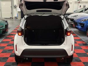 White Toyota Yaris Cross 2023 in Vilnius, with an engine capacity of 1.49 L and mileage of 109 thousand km for 18390 €, photo 29 on AUTOMOTO.COM.LV