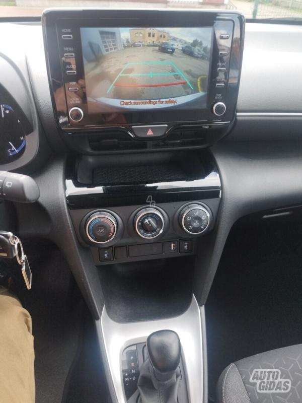 White Toyota Yaris Cross 2023 in Utena, with an engine capacity of 1.50 L and mileage of 108 thousand km for 16200 €, photo 8 on AUTOMOTO.COM.LV