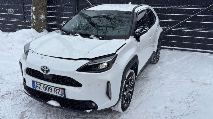 Balts Toyota Yaris Cross 2024 Jonava, ar dzinēja tilpumu 1.50 L un nobraukumu 9 tūkst. km par 13900 €, foto 3 vietnē AUTOMOTO.COM.LV