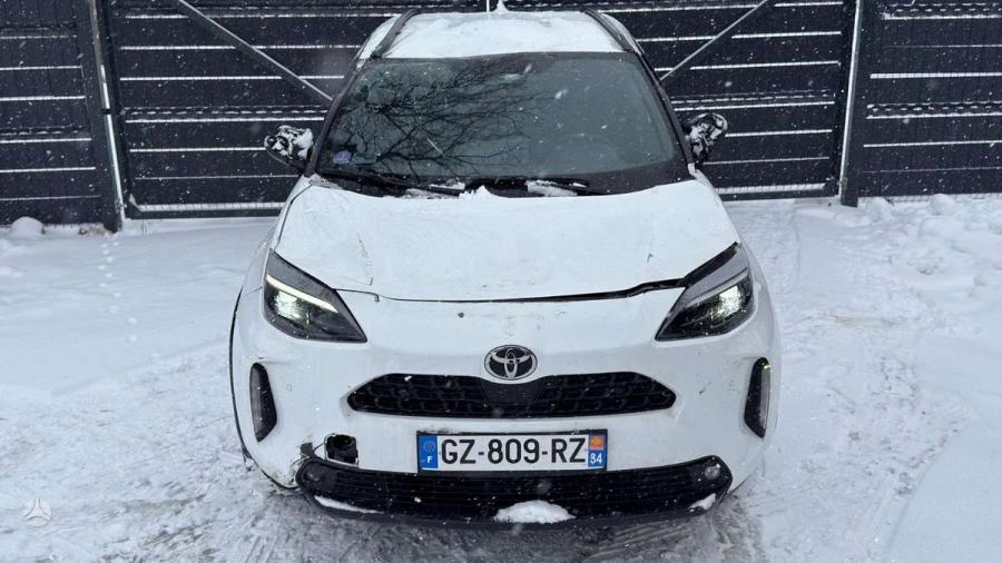 White Toyota Yaris Cross 2024 in Jonava, with an engine capacity of 1.50 L and mileage of 9 thousand km for 12999 €, photo 10 on AUTOMOTO.COM.LV