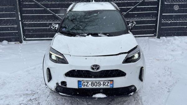 White Toyota Yaris Cross 2024 in Jonava, with an engine capacity of 1.50 L and mileage of 9 thousand km for 11999 €, photo 1 on AUTOMOTO.COM.LV