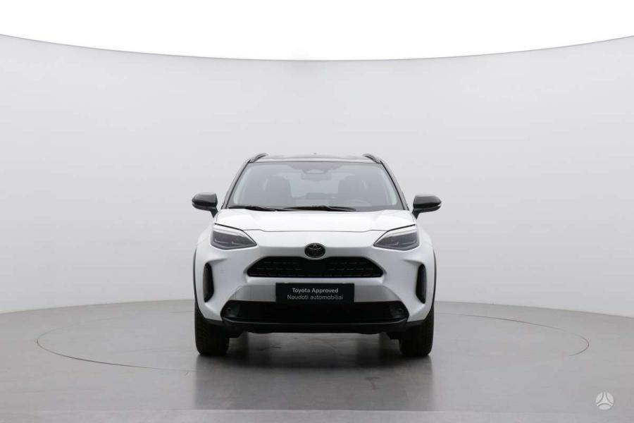 White Toyota Yaris Cross 2024 in Vilnius, with an engine capacity of 1.49 L and mileage of 11 thousand km for 26900 €, photo 6 on AUTOMOTO.COM.LV