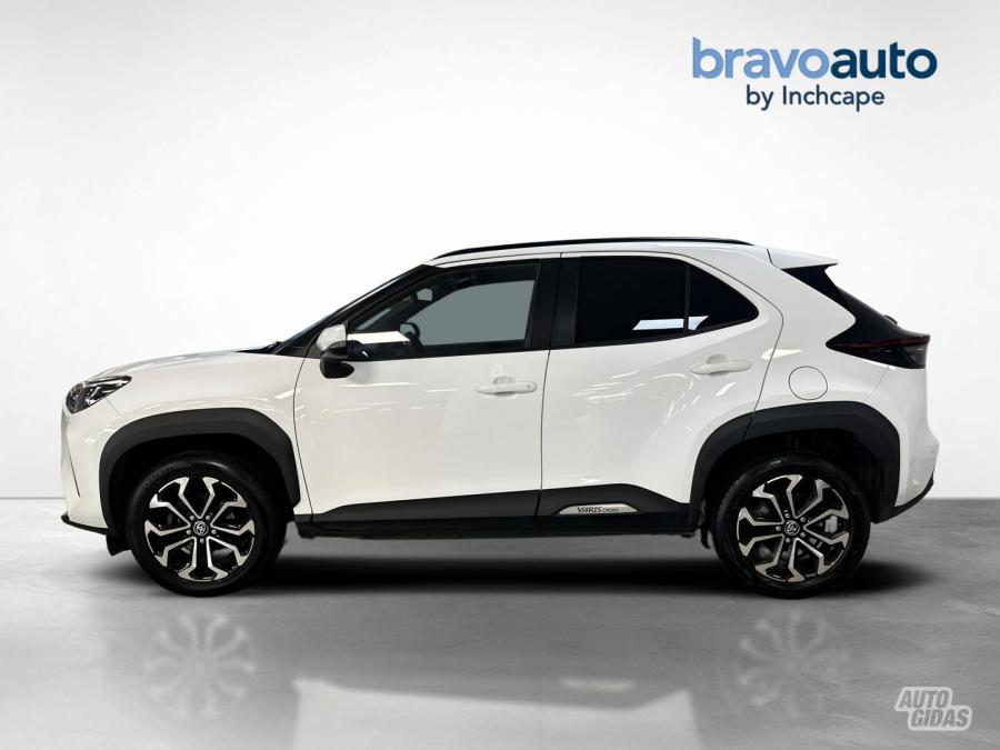 White Toyota Yaris Cross 2024 in Vilnius, with an engine capacity of 1.50 L and mileage of 119 thousand km for 22500 €, photo 3 on AUTOMOTO.COM.LV