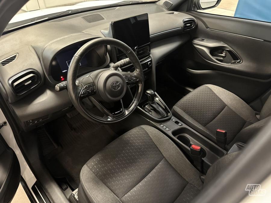 White Toyota Yaris Cross 2024 in Vilnius, with an engine capacity of 1.50 L and mileage of 119 thousand km for 22500 €, photo 12 on AUTOMOTO.COM.LV