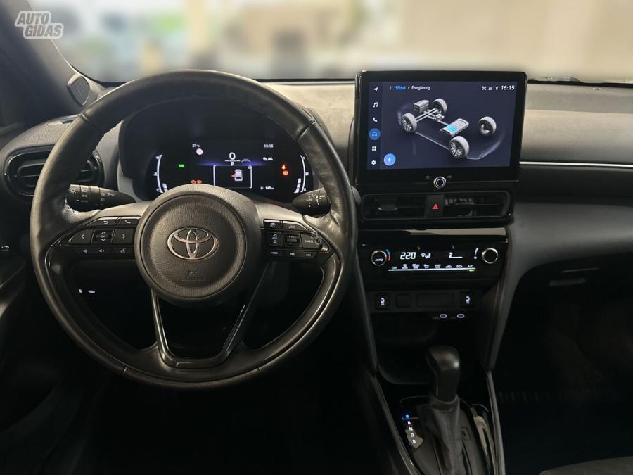 White Toyota Yaris Cross 2024 in Vilnius, with an engine capacity of 1.50 L and mileage of 119 thousand km for 22500 €, photo 16 on AUTOMOTO.COM.LV